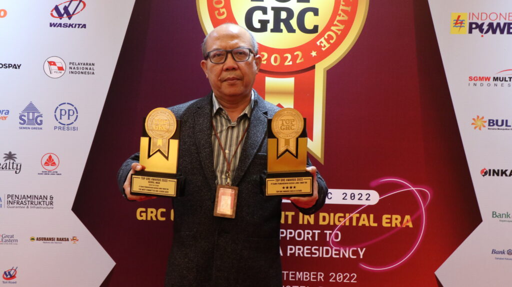 Bank Jatim Kembali Ukir Prestasi, Borong Dua Penghargaan Top GRC Awards ... Bank Jatim Kembali Ukir Prestasi, Borong Dua Penghargaan Top GRC Awards ...